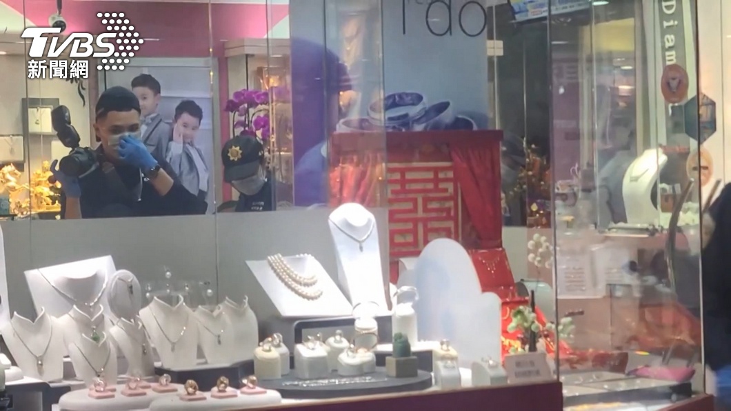 真的太危險！剛遭搶800萬金飾 北投銀樓「熄燈」│TVBS新聞網