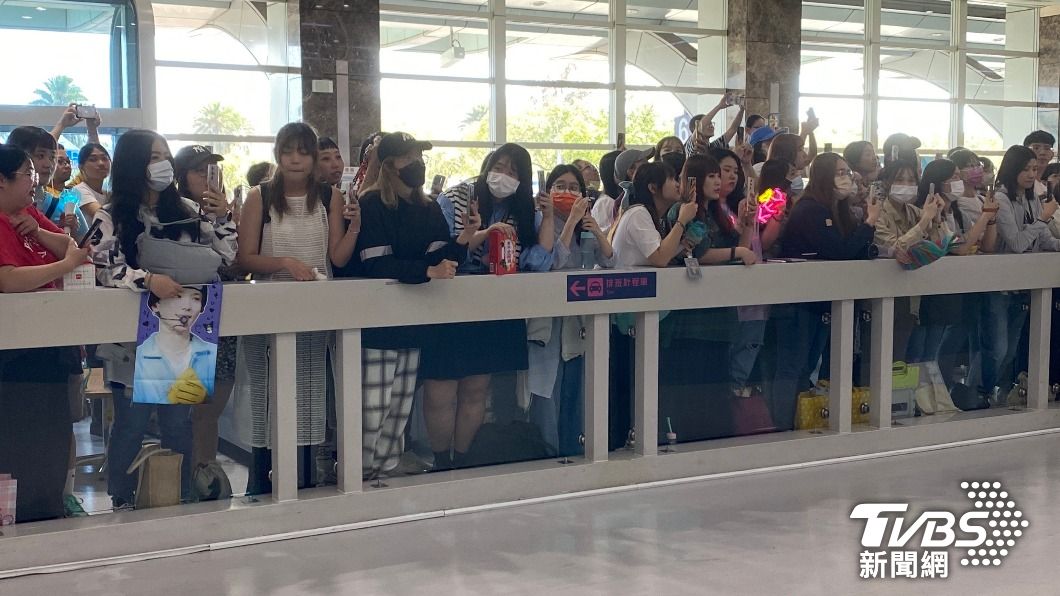 直擊／300粉絲擠爆！SHINee成員Key首訪小港機場 一現身好驚慌│TVBS新聞網