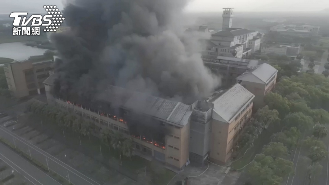 狂燒逾10hrs！強震後突冒大火 東華大學實驗室飄毒煙│TVBS新聞網