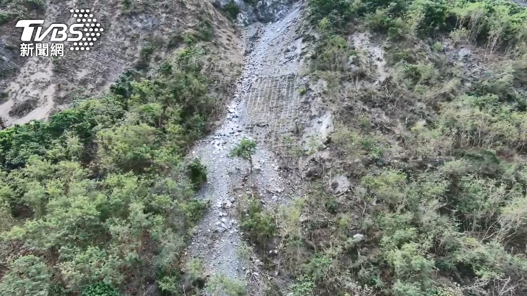 普悠瑪出軌前10落石從200米高墜 無告警系統│TVBS新聞網