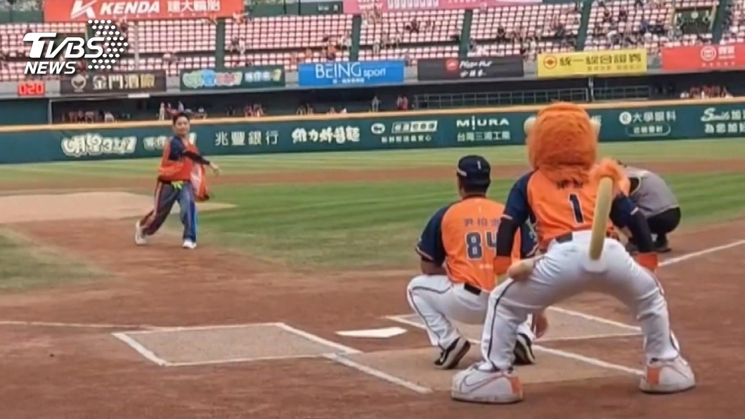 台南建城400年！ 陳亞蘭首次開球獻給故鄉│TVBS新聞網