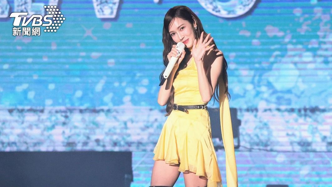 Jessica睽違5年登台開唱 衣服出狀況！打趣嗆歌迷：你們累了嗎？│TVBS新聞網