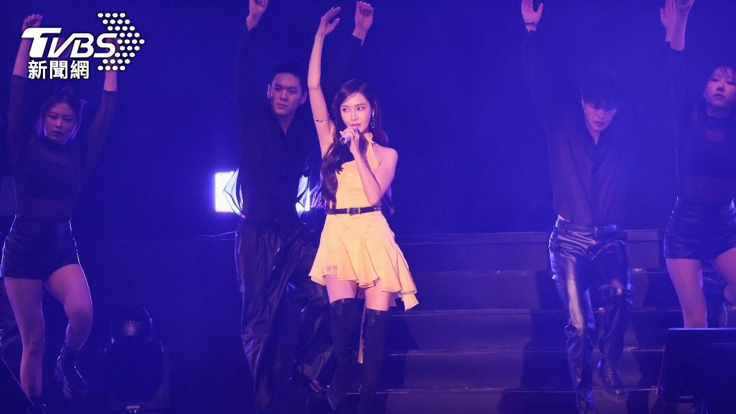 Jessica睽違5年登台開唱 衣服出狀況！打趣嗆歌迷：你們累了嗎？│TVBS新聞網