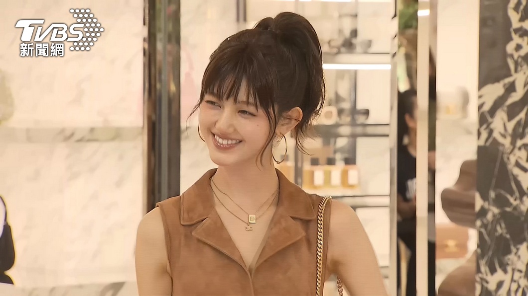 朴寶劍帥氣現身台北101被問「地震還好嗎」 Danielle美炸天│TVBS新聞網