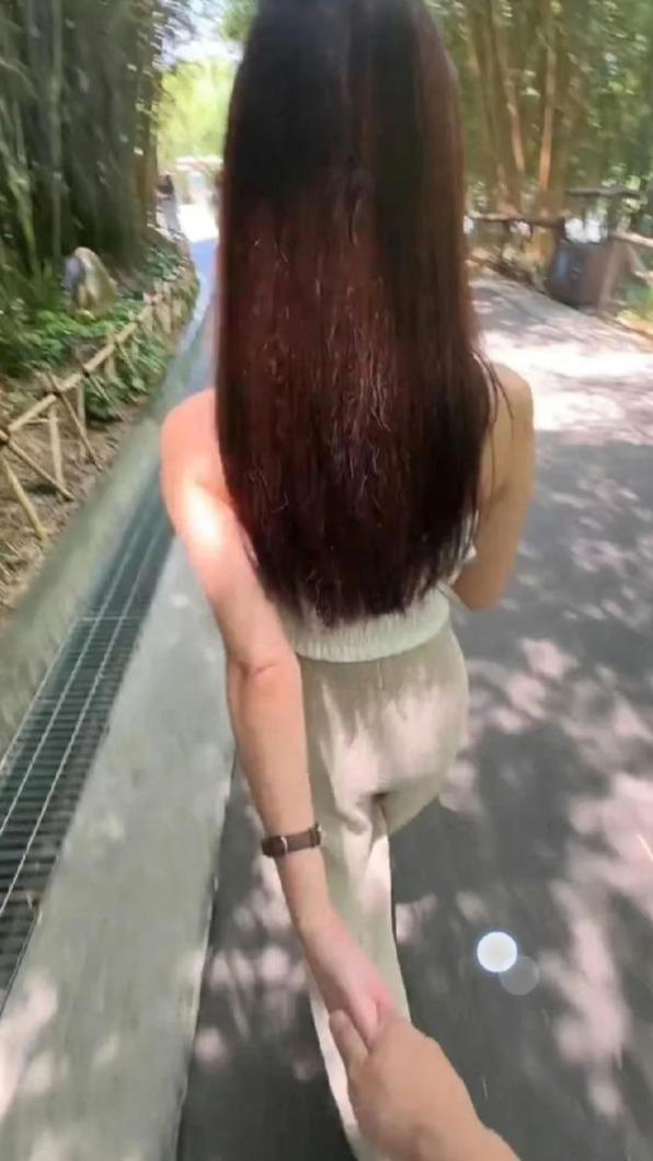 汪小菲牽未婚妻看熊貓放閃 網看嘸OOTD季節：衣Q不如大S│TVBS新聞網