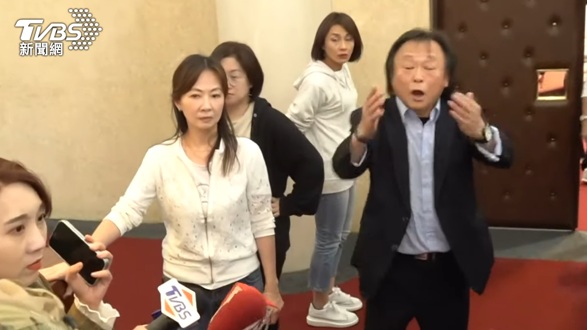 快訊／王世堅「重摔倒地」！國會衝突亂鬥 怒吼陳玉珍：不要臉 - 鏡週刊 Mirror Media