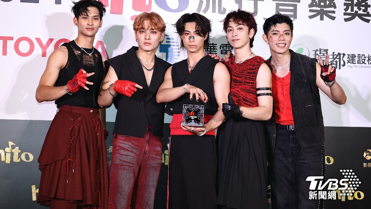 U:NUS帶「超巨」辣妹上台！親曝「裸身計畫」 屁股蛋也看光│TVBS新聞網