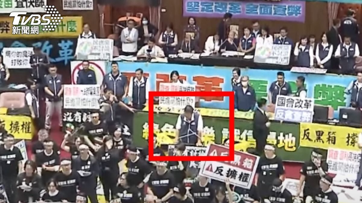 高吼「嗷嗚嗷嗚」祝吳思瑤生日快樂 藍委忘關麥尬：聽得到喔？│TVBS新聞網