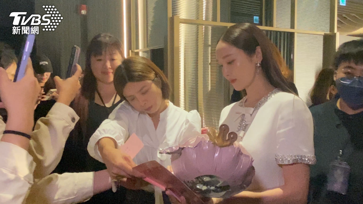 直擊／冰山女王好暖！Jessica簽名互動5分半 鐵粉：為她掃空產品│TVBS新聞網