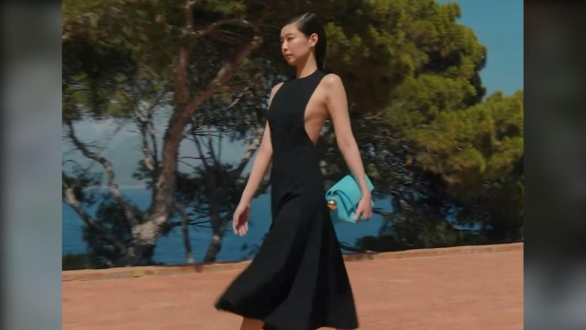 性感度爆表！Jennie大露「側乳+美背」 驚喜現身時裝週│TVBS新聞網