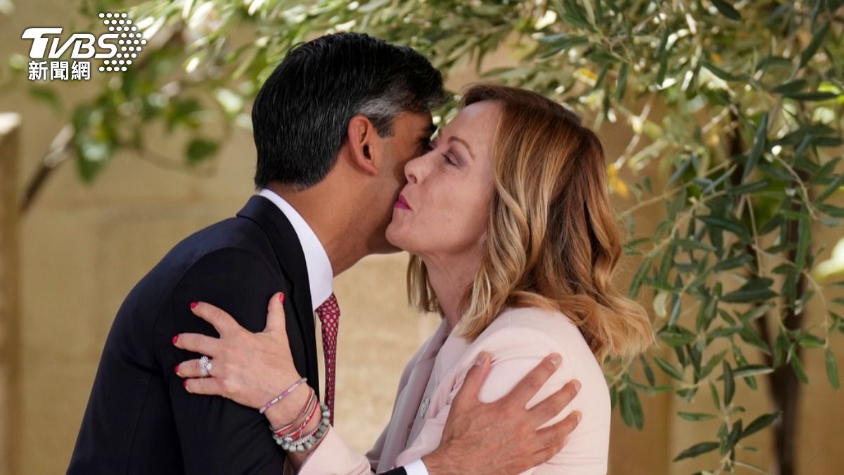 手牽手還親臉頰！英相蘇納克與義總理G7峰會「超親暱放閃」│TVBS新聞網