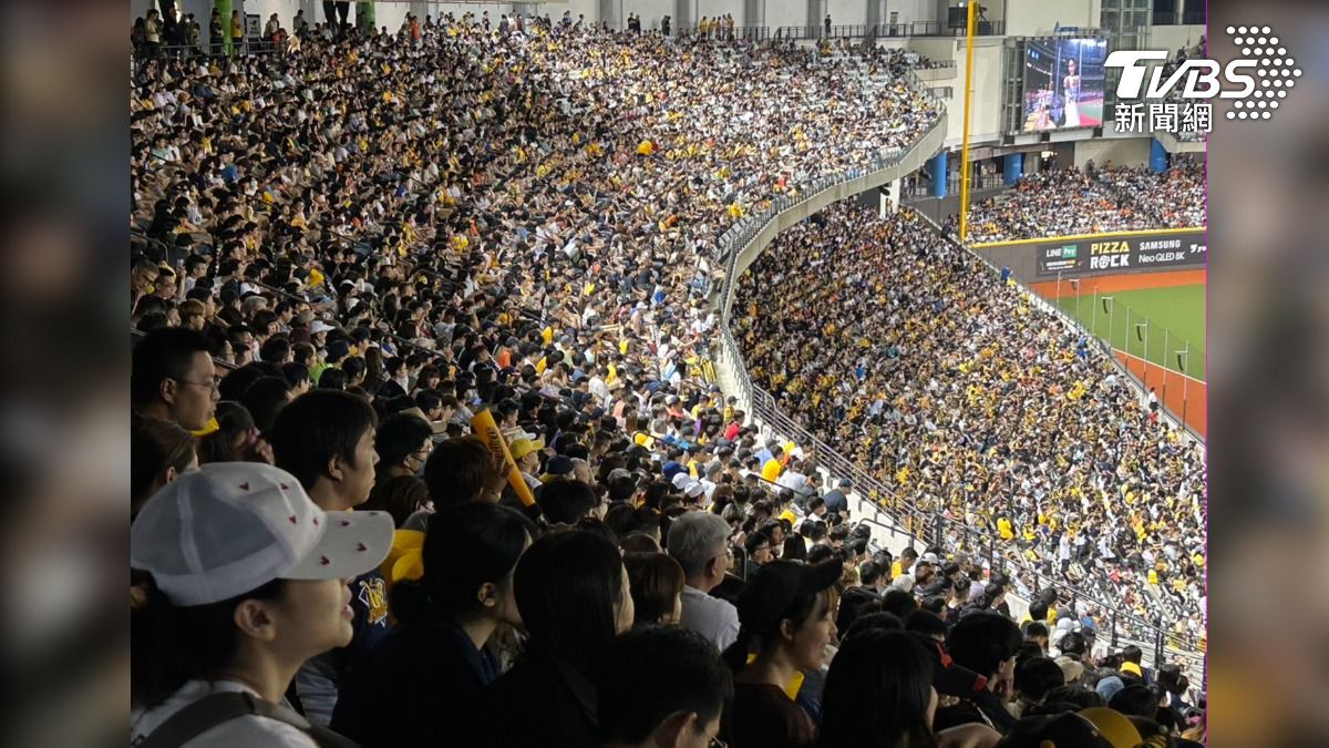 中職／黃潮重現！中信兄弟狂吸32988人湧大巨蛋 刷新紀錄│TVBS新聞網