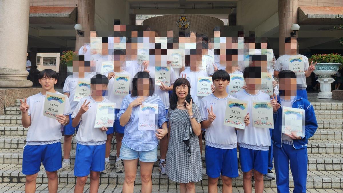 超強夜市雙胞胎！幫父母擺彈珠攤 會考5A10+同進台中一中│TVBS新聞網