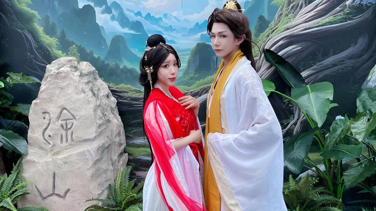 龔俊Coser牽「山寨楊冪」現身 《狐妖小紅娘》快閃展吸千人朝聖│TVBS新聞網