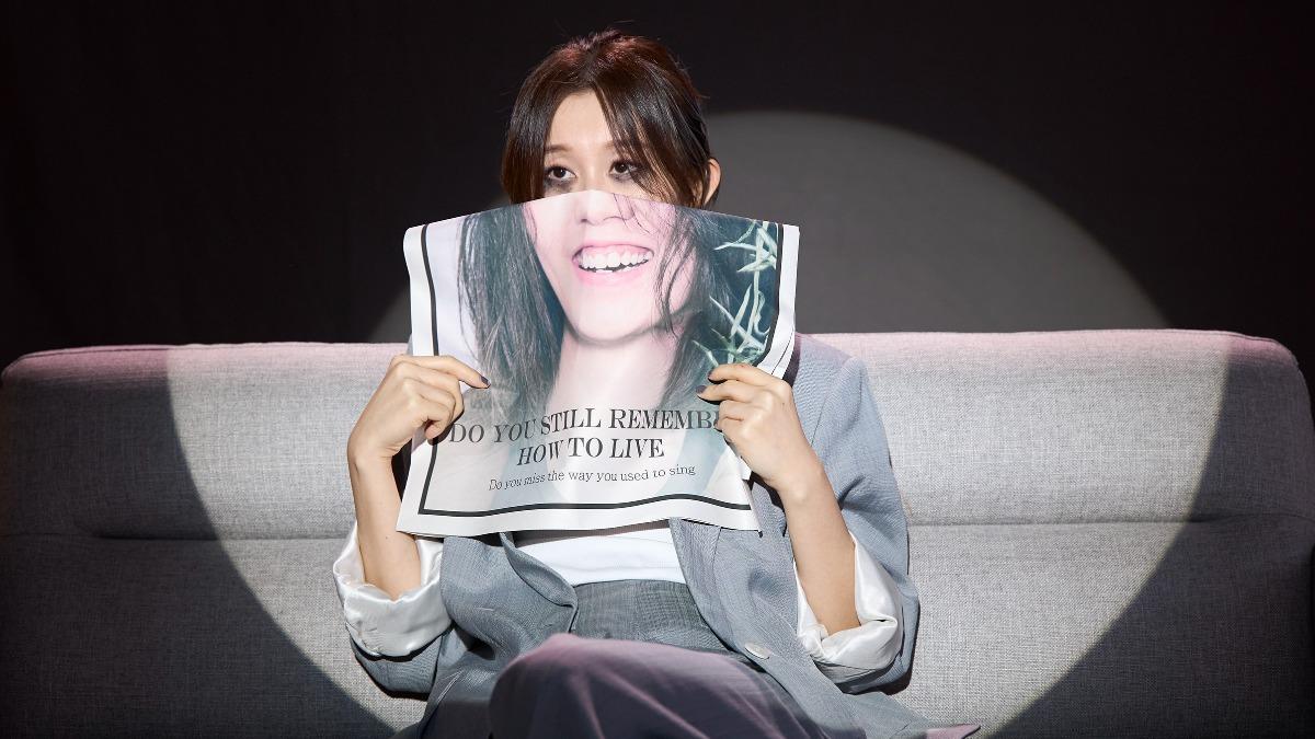 超正OL「竟是五月天師妹」 狂加班累壞眼妝全花了│TVBS新聞網