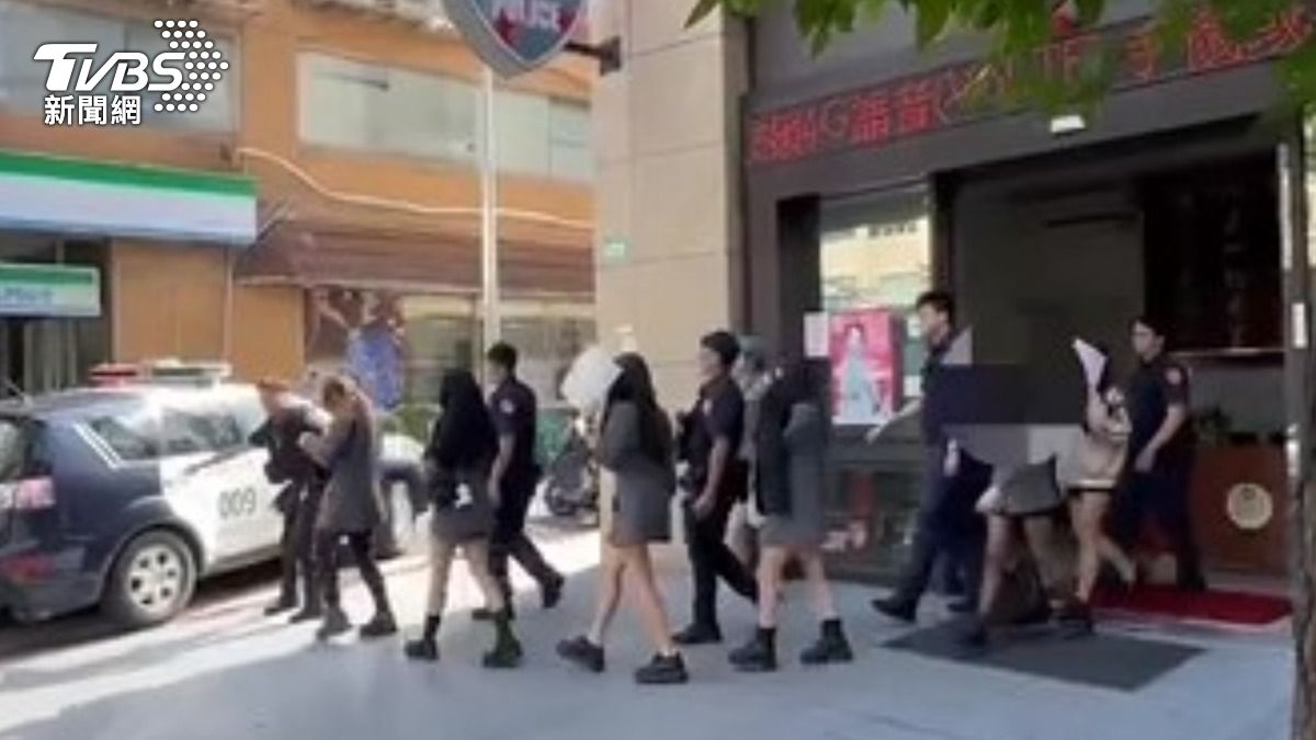 百萬YTR「滴妹男友」千萬賭場被抄！藏爆乳荷官 網紅超哥也在│TVBS新聞網