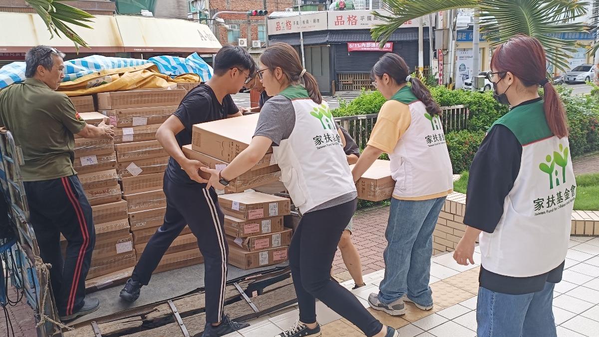 資源再利用 台中銀行捐二手115組電腦給彰化家扶│TVBS新聞網