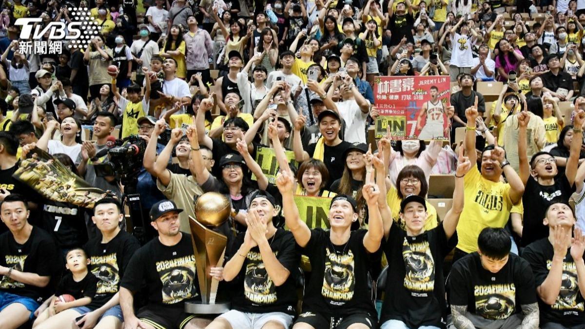圖輯／PLG國王慶首冠！邀球迷摸獎盃同樂 與球星0距離互動│TVBS新聞網