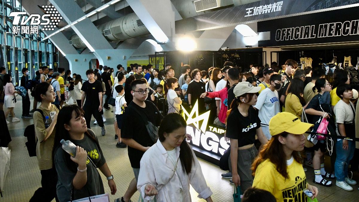 圖輯／PLG國王慶首冠！邀球迷摸獎盃同樂 與球星0距離互動│TVBS新聞網