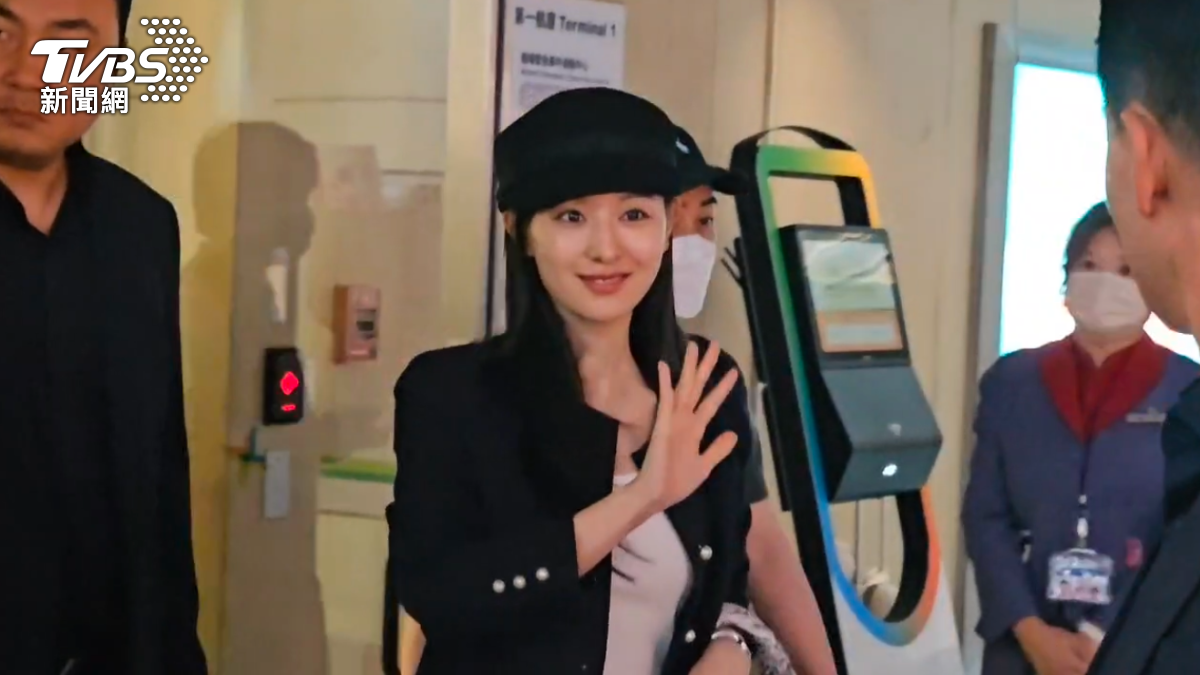 女王街頭出沒！金智媛現身金山南路覓食 「素T拖鞋」樸素穿搭驚呆網│TVBS新聞網