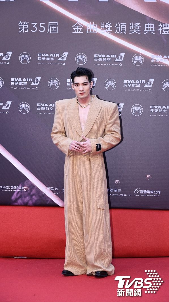 金曲35／陳明珠超辣！綁帶禮服「背部全裸」 黃偉晉裡面沒穿秀大G│TVBS新聞網