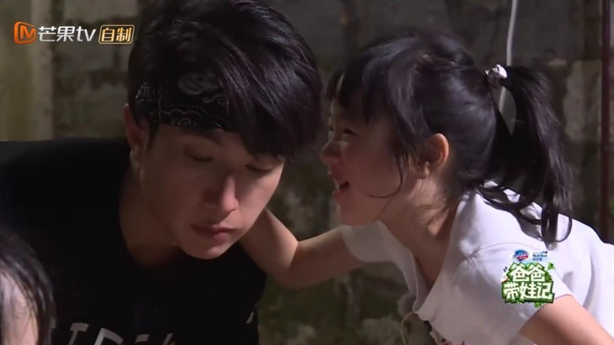 吳尊13歲女兒「身高逼近181cm爸」 網友驚呼：長腿一家人│TVBS新聞網