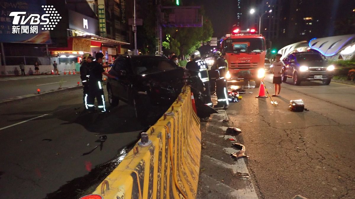 返家途中死亡自撞！台中男暴衝護欄「引擎被撞扁」 胸腔重創亡│TVBS新聞網