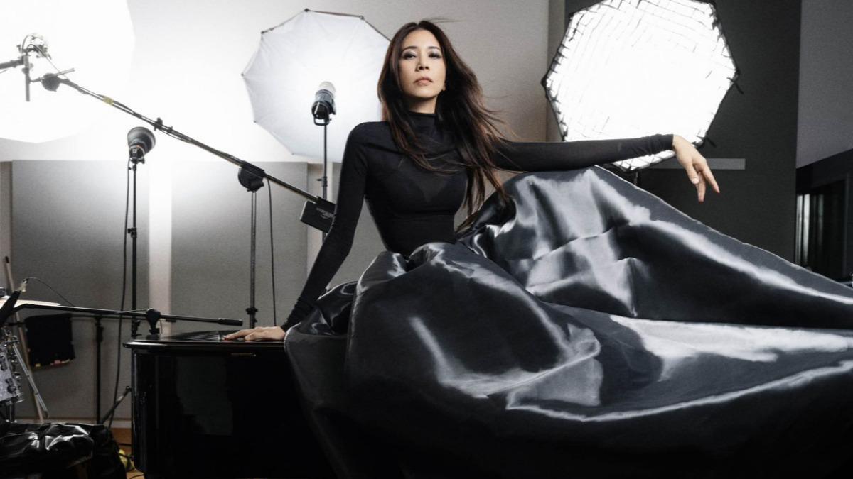 不敢相信！54歲莫文蔚美成這樣 辣套透膚裝「黑Bra被看光」│TVBS新聞網