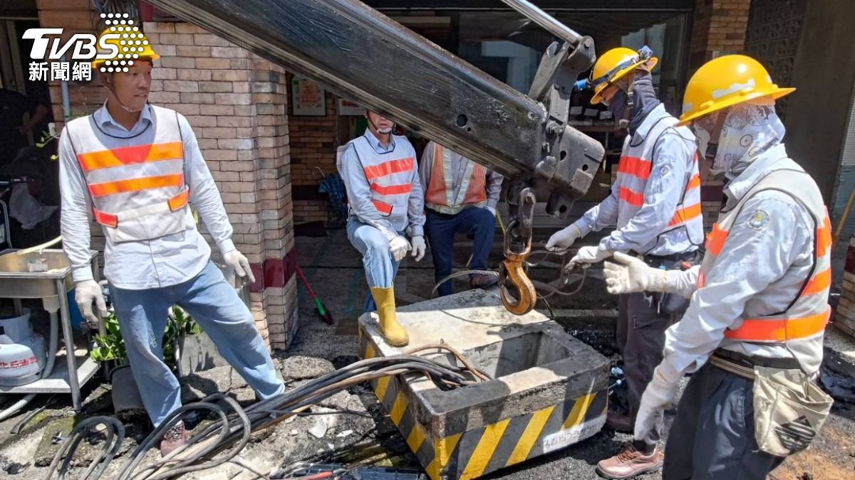 快訊／19歲男「自撞變電箱」側翻 害台南新營1218戶停電│TVBS新聞網