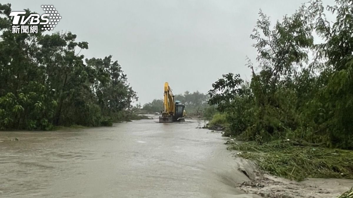 凱米颱風／濁水溪暴漲！4423人急撤 2保全衝回拿電腦困沙洲│TVBS新聞網