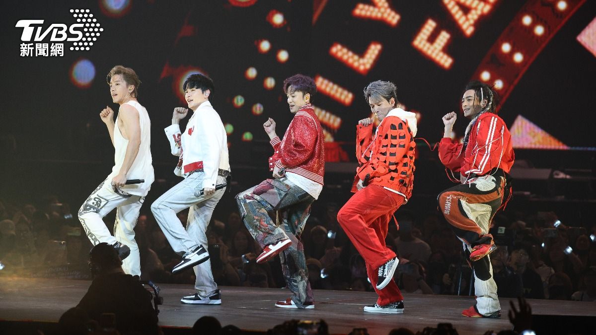 Energy才唱6首歌！Toro突落單傻眼了 急喊「跟彩排不一樣」│TVBS新聞網