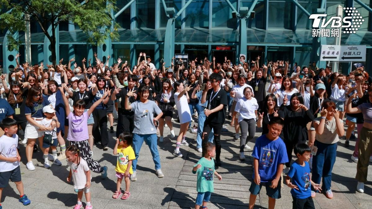 直擊／為Energy應援！百名粉絲快閃小巨蛋 嗨跳16蹲畫面超震撼│TVBS新聞網