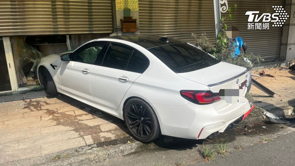 快訊／疑操作不慎！BMW M5街頭「飄移」 失控衝撞民宅釀2傷 - 鏡週刊 Mirror Media