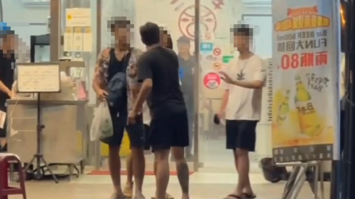 台南牛肉店前大打出手！黑衣男持角椎狂奔、揪友痛毆男大生│TVBS新聞網