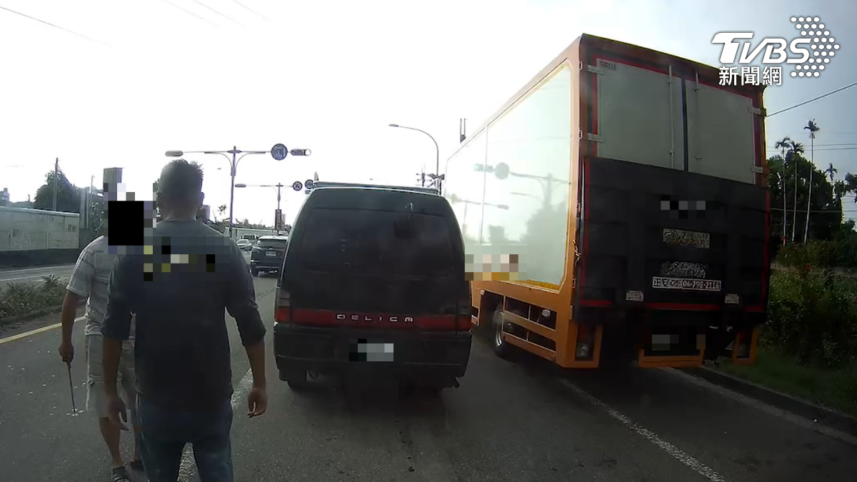 他不禮讓我！持「鋸子」下車理論 超派曳引車駕駛恐嚇罪送辦│TVBS新聞網