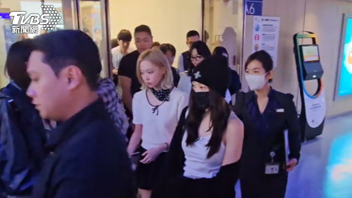 aespa「加碼」來台了！抵桃機甜美打招呼 被粉絲送「小泡芙」全都收│TVBS新聞網