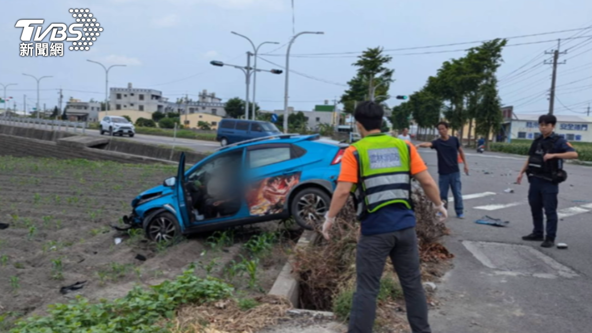 碰！女騎士疑搶快遭甩飛 轎車失控衝田卡溝│TVBS新聞網