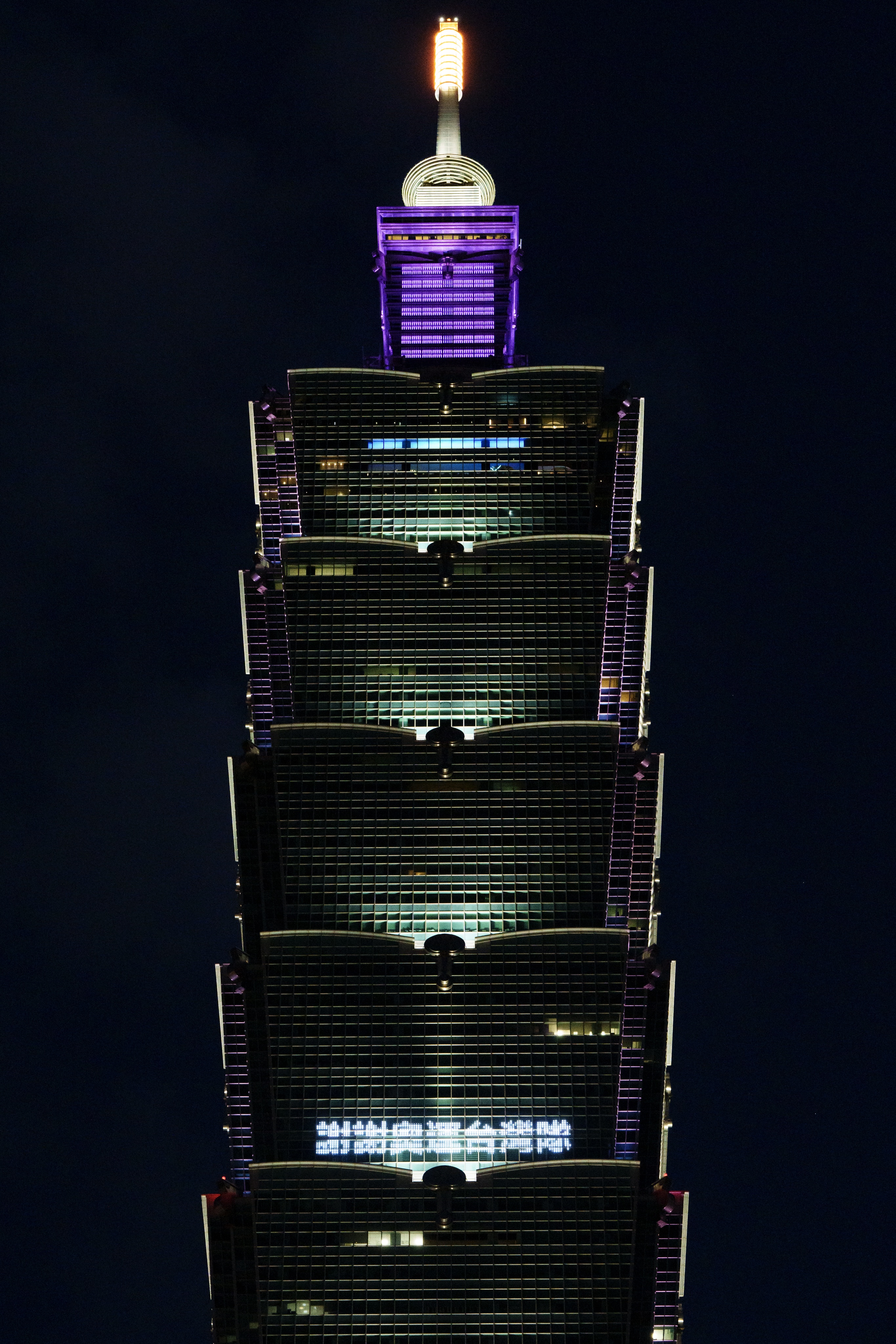 圖輯／狂賀林郁婷奪奧運金牌！台北101點燈「堅毅勇敢」閃耀夜空│TVBS新聞網