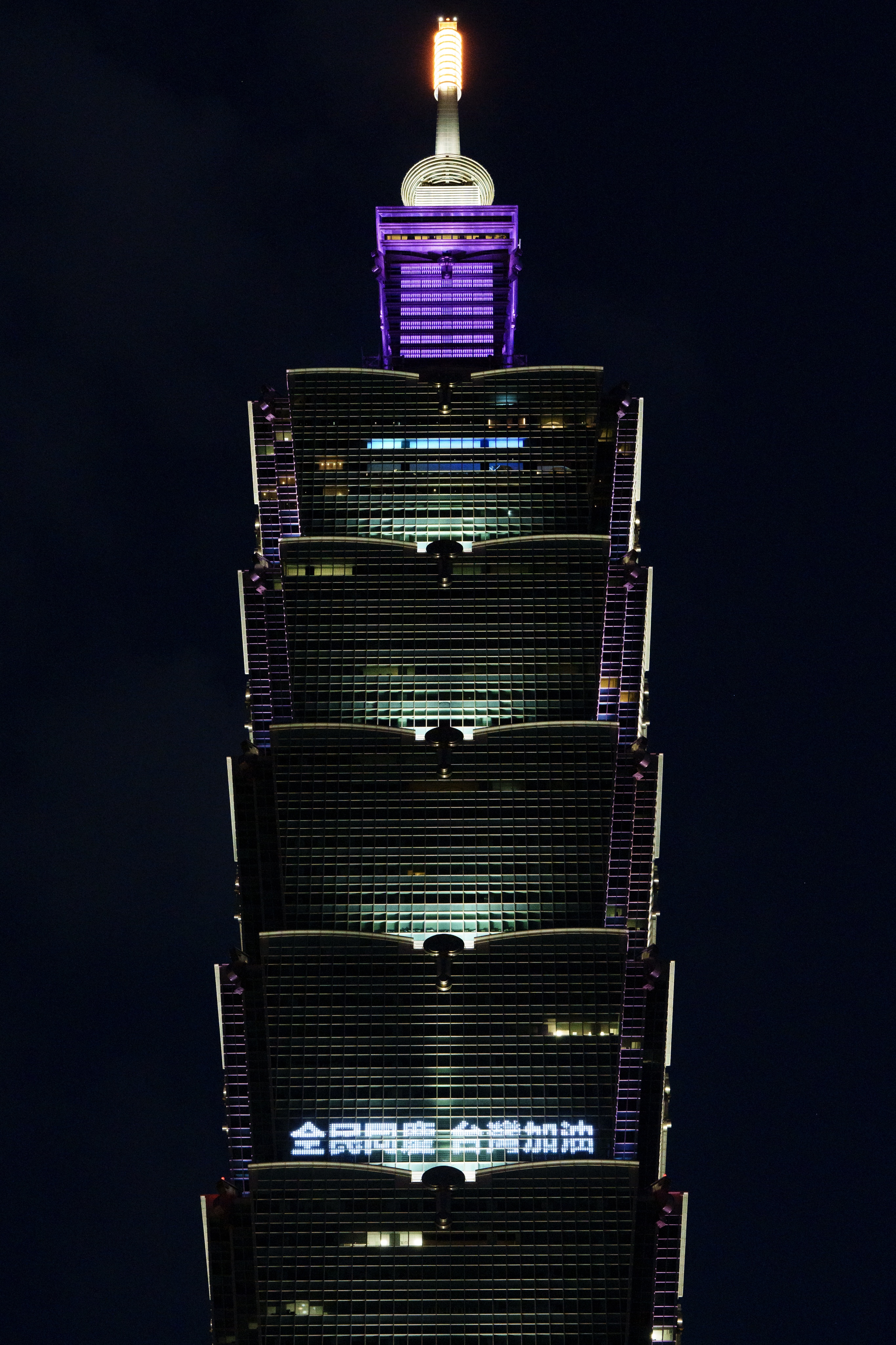 圖輯／狂賀林郁婷奪奧運金牌！台北101點燈「堅毅勇敢」閃耀夜空│TVBS新聞網