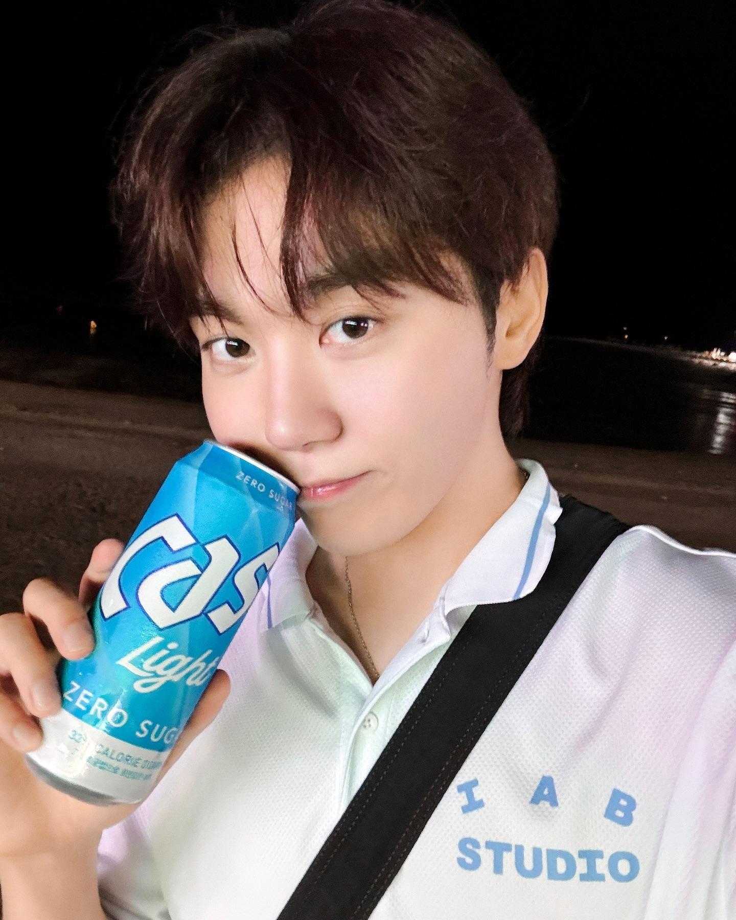 粉絲送抗議花圈要SUGA退團！ SVT夫勝寛拿「這啤酒」無辜被罵│TVBS新聞網