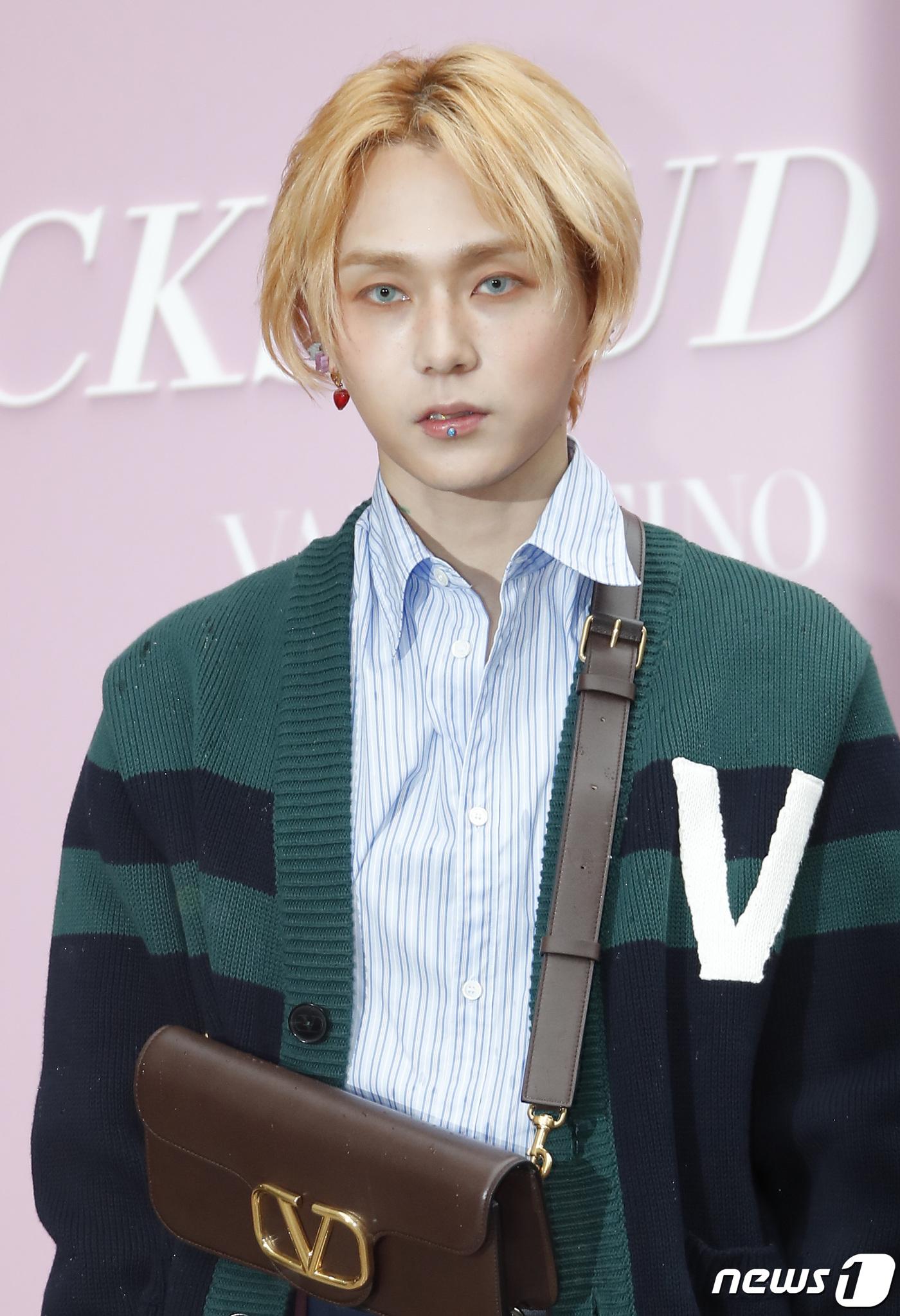 同梯不忍了！SUGA爆軍中教育狂睡+滑手機 害慘小組還不幫簽名│TVBS新聞網