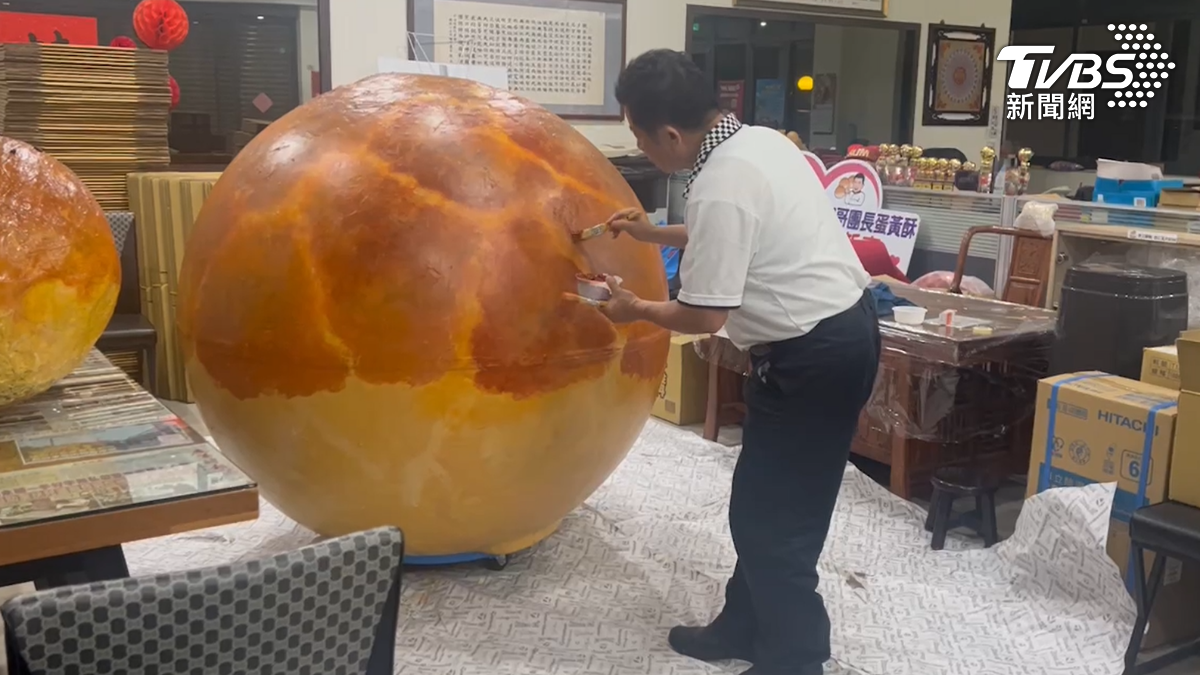 彰化打卡新景點！超擬真3千倍大蛋黃酥 竟是「廢棄水塔」DIY│TVBS新聞網