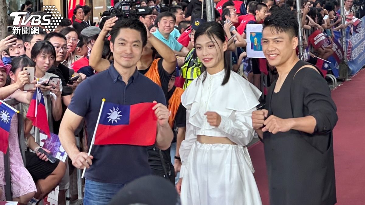 圖輯／奧運英雄走時裝紅毯！ 蔣萬安、王齊麟同框「比愛心」│TVBS新聞網