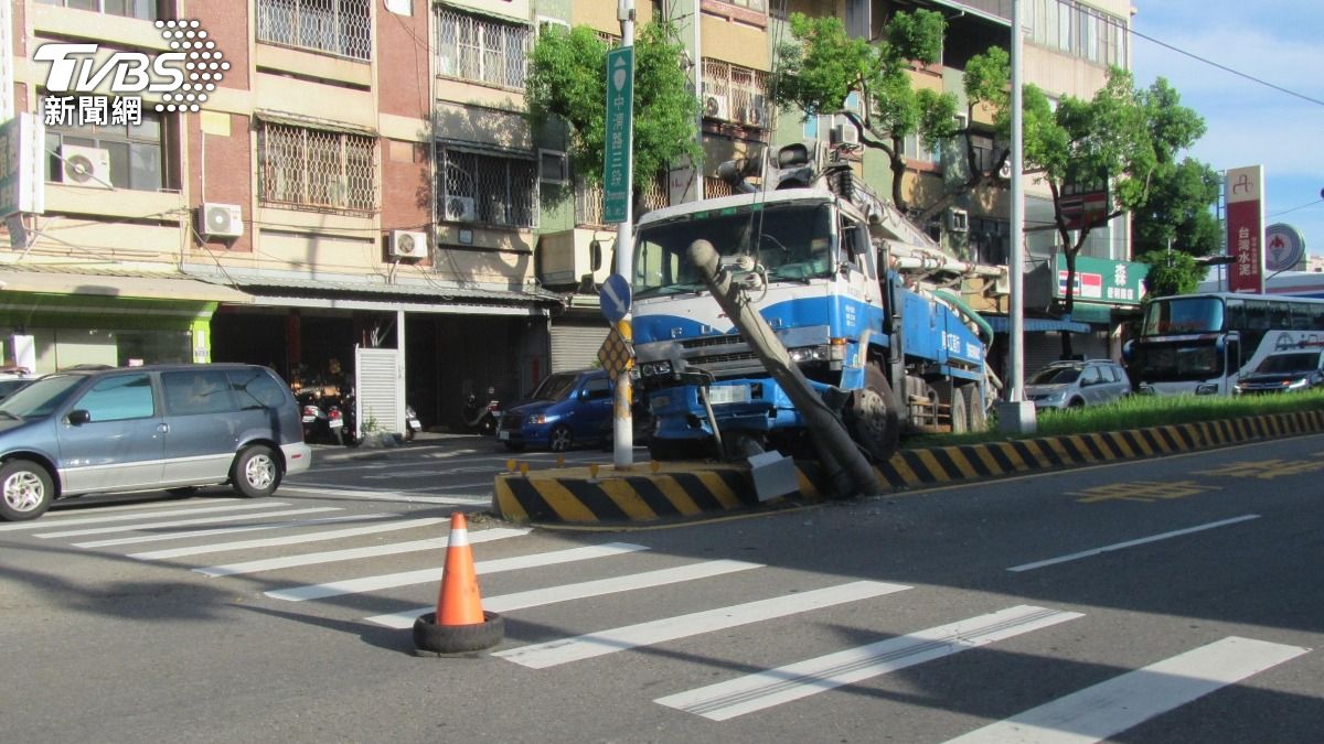 掛假牌上路偷雞一年！水泥車卻因撞爆電桿露餡 駕駛GG了│TVBS新聞網
