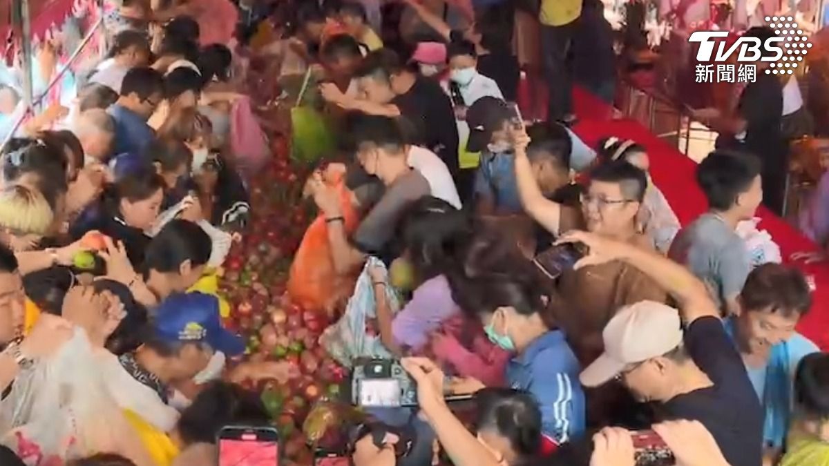 人比鬼恐怖！朝天宮4000公斤水果3分鐘搶光 網驚：好兄弟也搖頭│TVBS新聞網