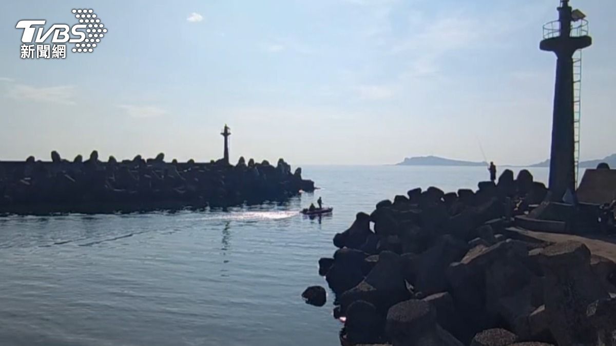 快訊／划出去回不來！金山男女玩SUP受困 消防橡皮艇救援│TVBS新聞網