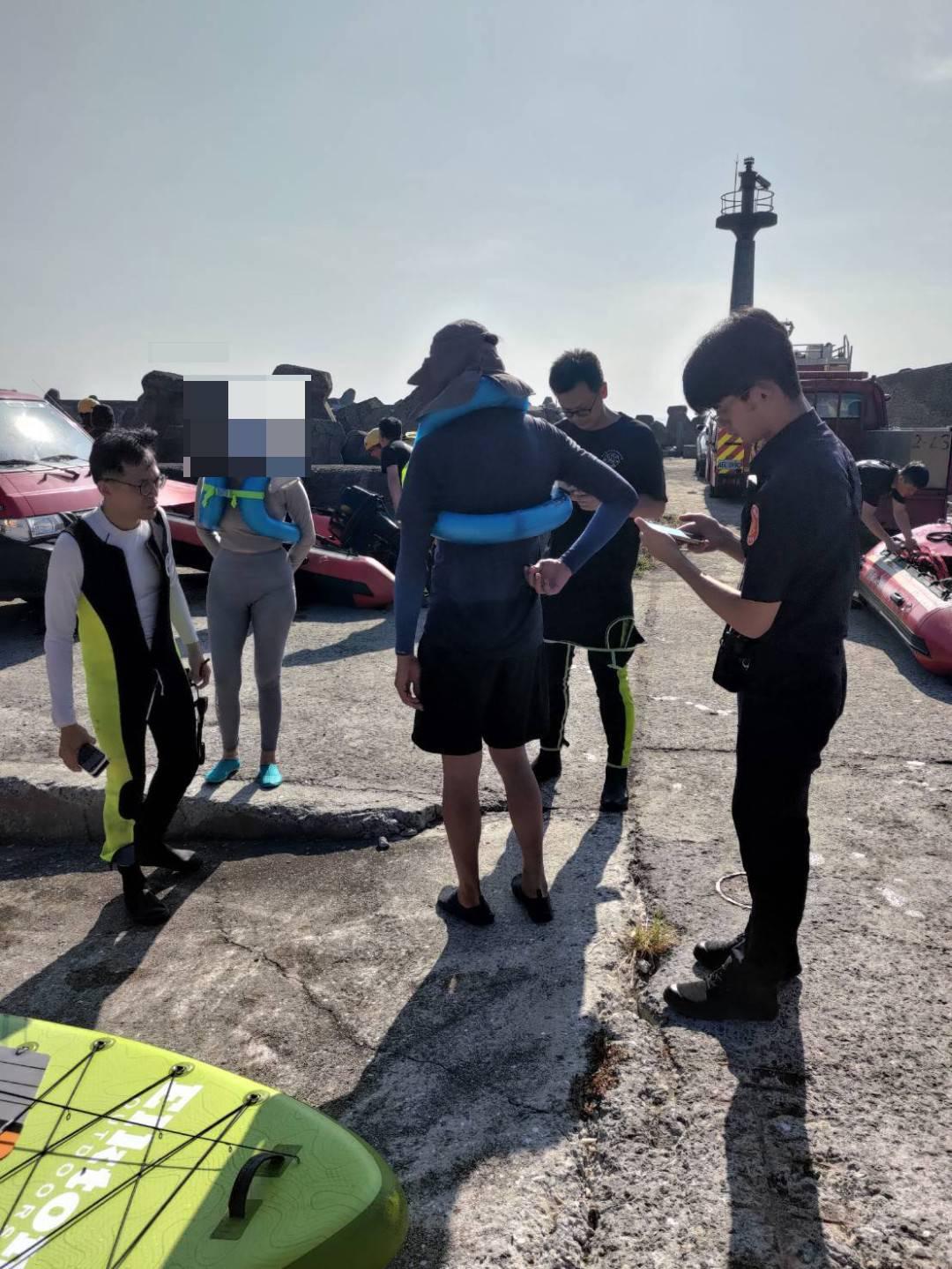 快訊／划出去回不來！金山男女玩SUP受困 消防橡皮艇救援│TVBS新聞網