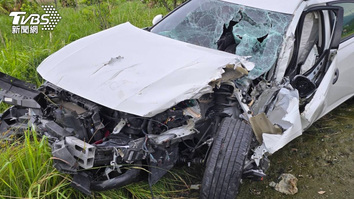 有片／追撞防撞車！蘇花改觀音隧道轎車「直插卡死」 駕駛急送醫│TVBS新聞網