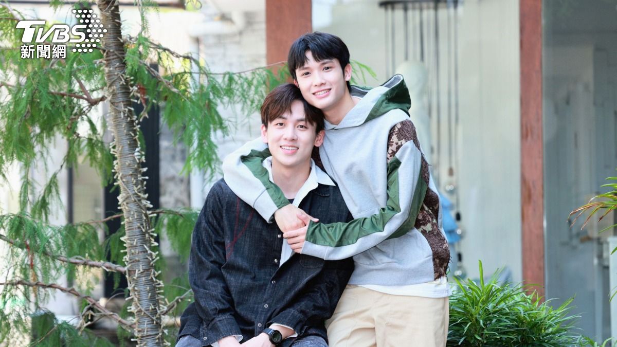 葛兆恩男男吻「原子少年」Nelson 拍床戲狂練深蹲：屁股OK啦│TVBS新聞網