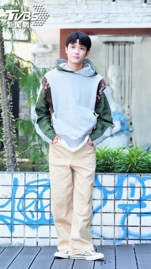 葛兆恩男男吻「原子少年」Nelson 拍床戲狂練深蹲：屁股OK啦│TVBS新聞網